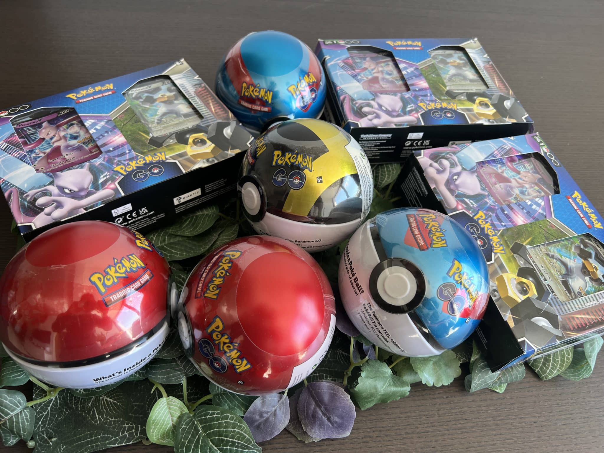 Take a GO Snapshot of Slowpoke and win V-Battle Decks and Pokéball Tins ...